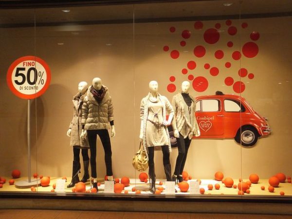 PENGERTIAN WINDOW DISPLAY | FUNGSI, TUJUAN, CONTOH GAMBAR