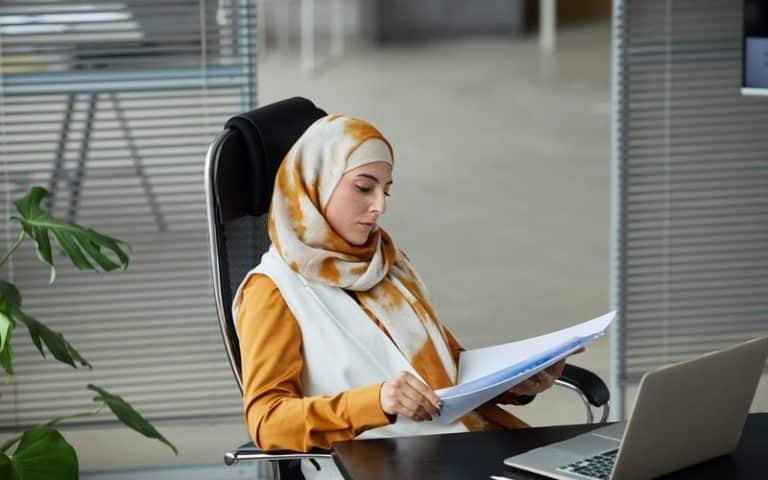 Admin Officer: Peran dan Tanggung Jawab dalam Manajemen Bisnis dan ...